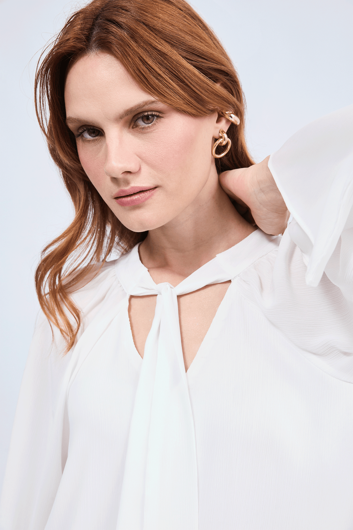 Blusa Alice cuello V con lazo para amarrar perla – Banaty